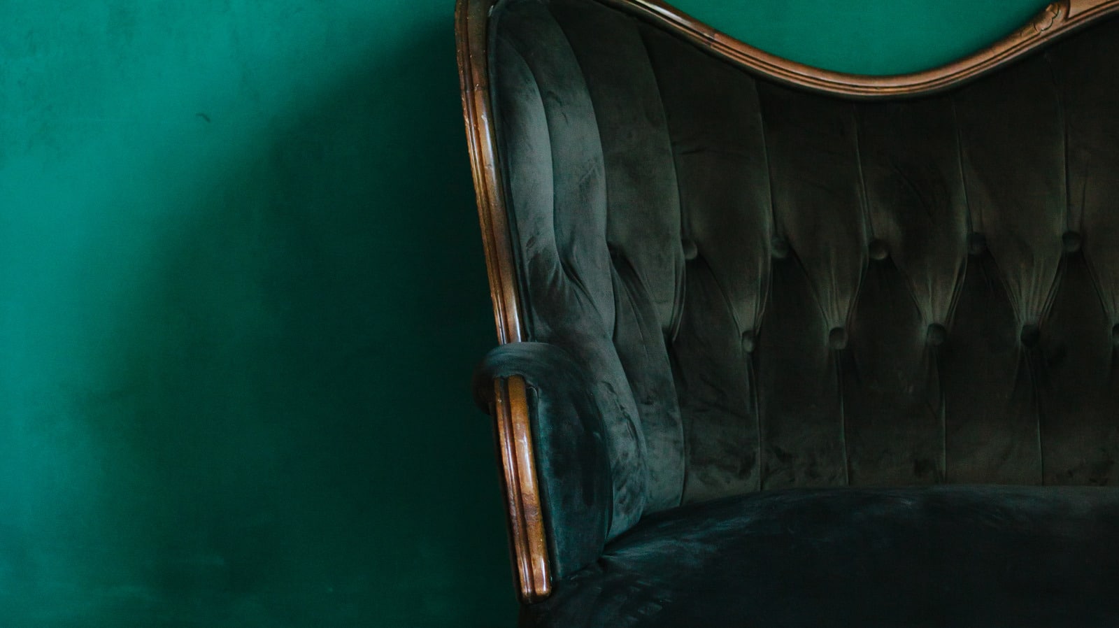 25 sofás de veludo luxuosos que você vai querer na sua sala de estar ...